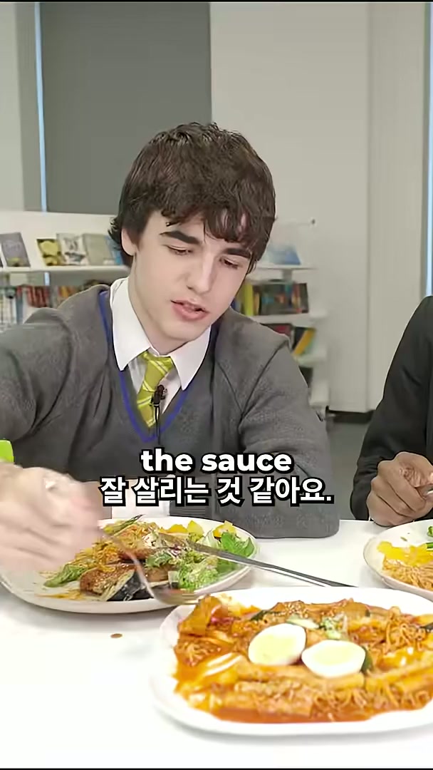 Trying kimbap with spicy tteokbokki sauce: Korean food taste test!