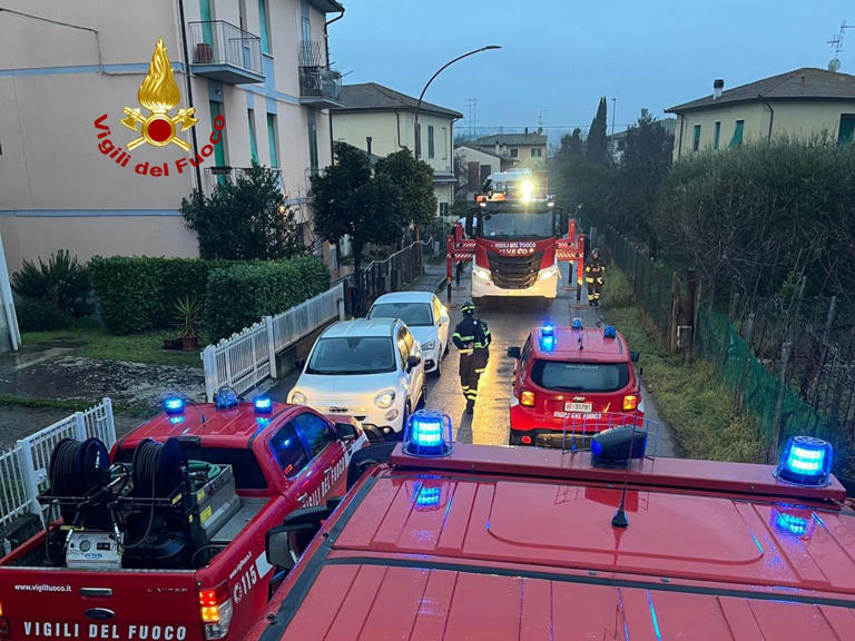 Crollo parziale di una porzione del tetto di una palazzina, nessun ferito