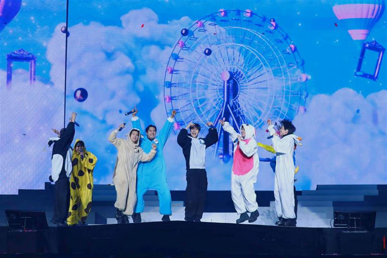 直擊／SUPER JUNIOR希澈自體發光!東海脫外套抱銀赫粉絲全瘋