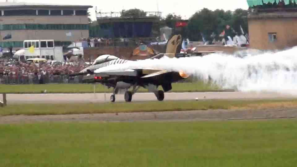 A Turkish F-16 pilot flies incredibly low over Waddington