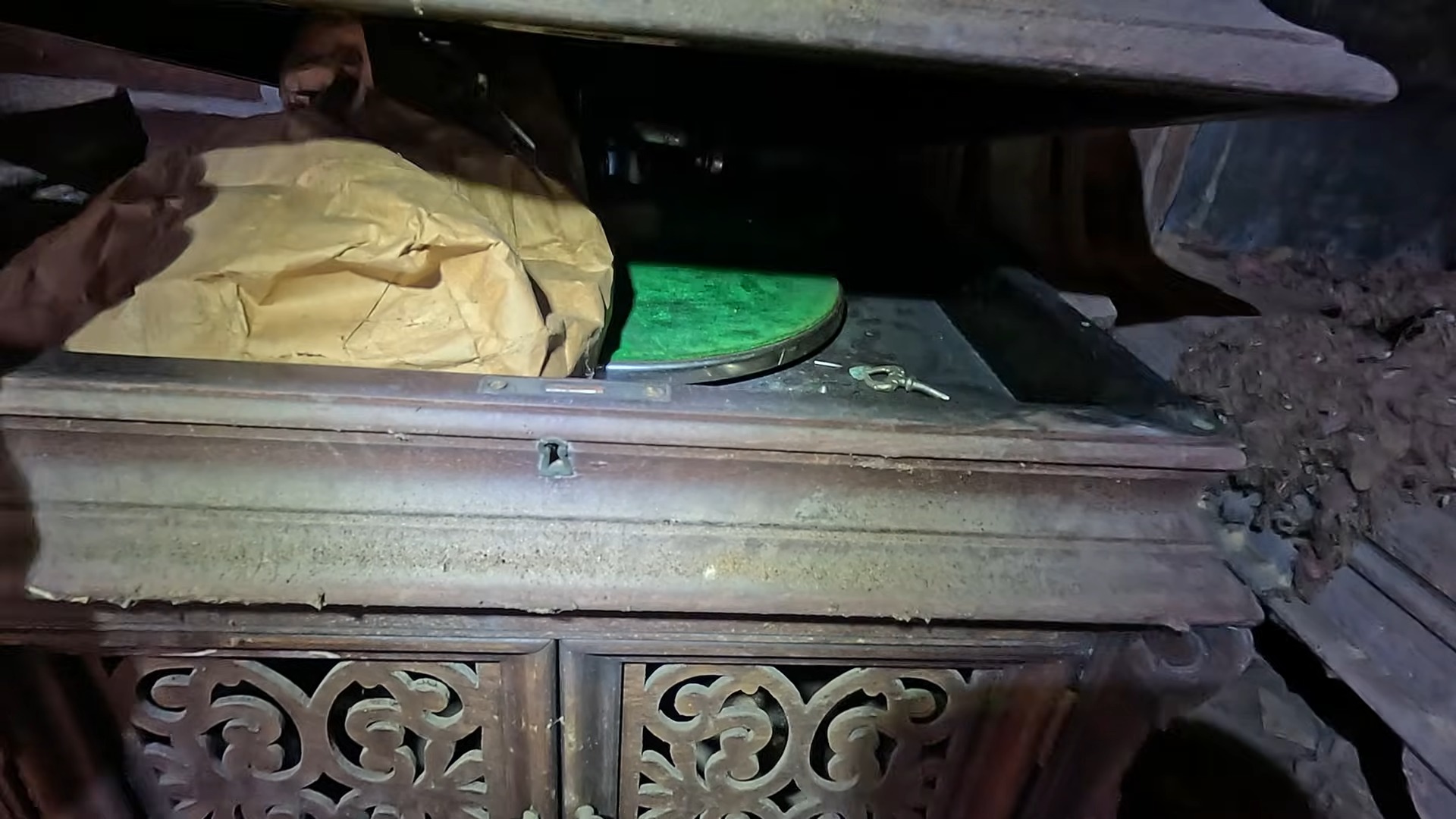 They met the “Lamp Lady”… and the situation got uncomfortable