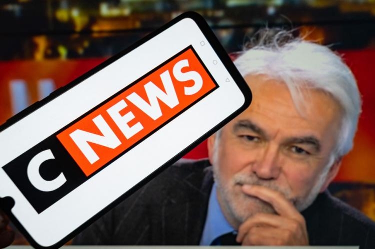 CNews : Pascal Praud et Sonia Mabrouk prennent leurs distances avec le ...