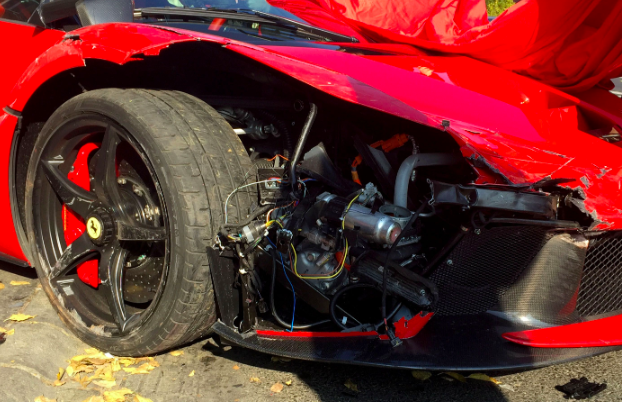 Ils volent une Ferrari et la détruisent rapidement dans un accident