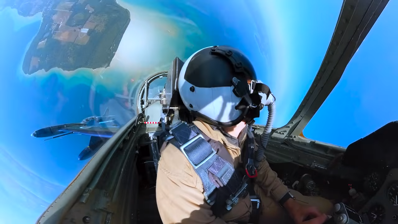 Watch jets hold formation at 500 mph with no margin