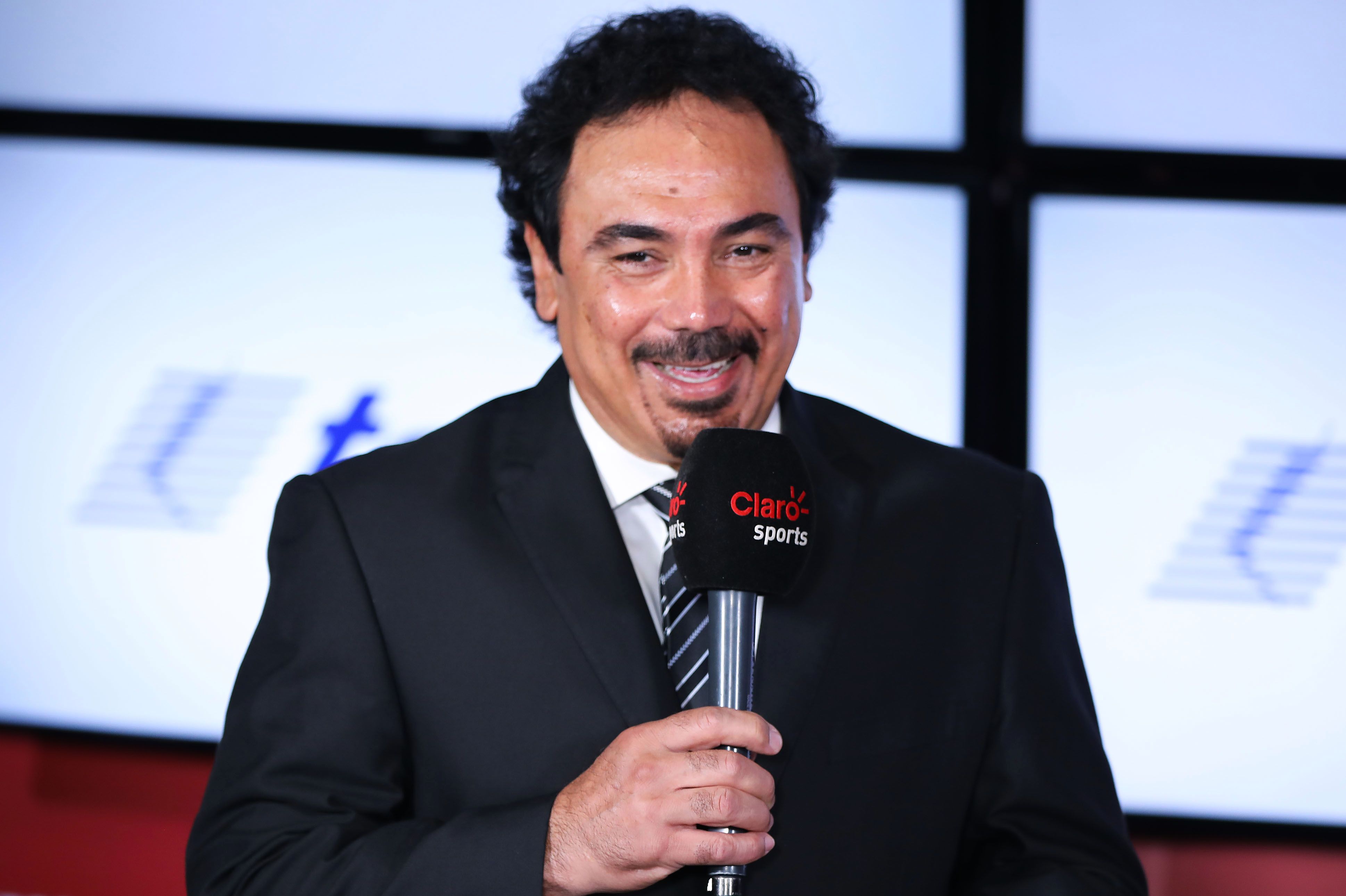 Hugo Sánchez quiere encontrar al fan que limpió su placa en el estadio ...