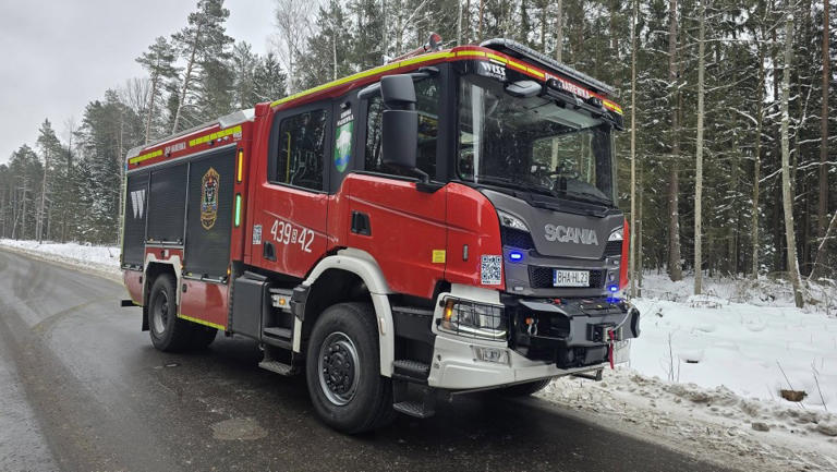 Wypadek na DW 687 w gminie Narewka. Osobówka wypadła z drogi i ...