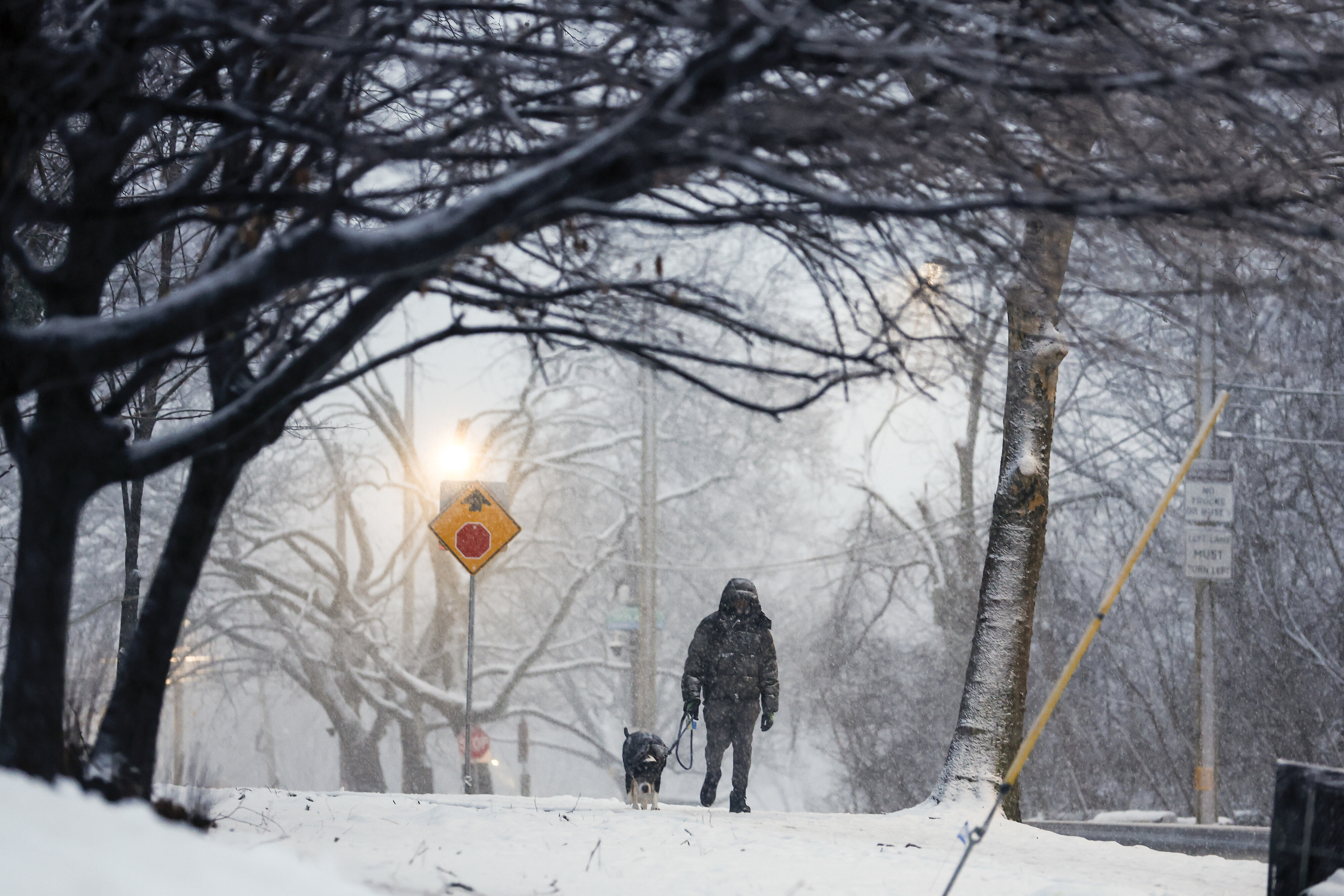 How much snow, and when will it begin snowing in the Philadelphia region?