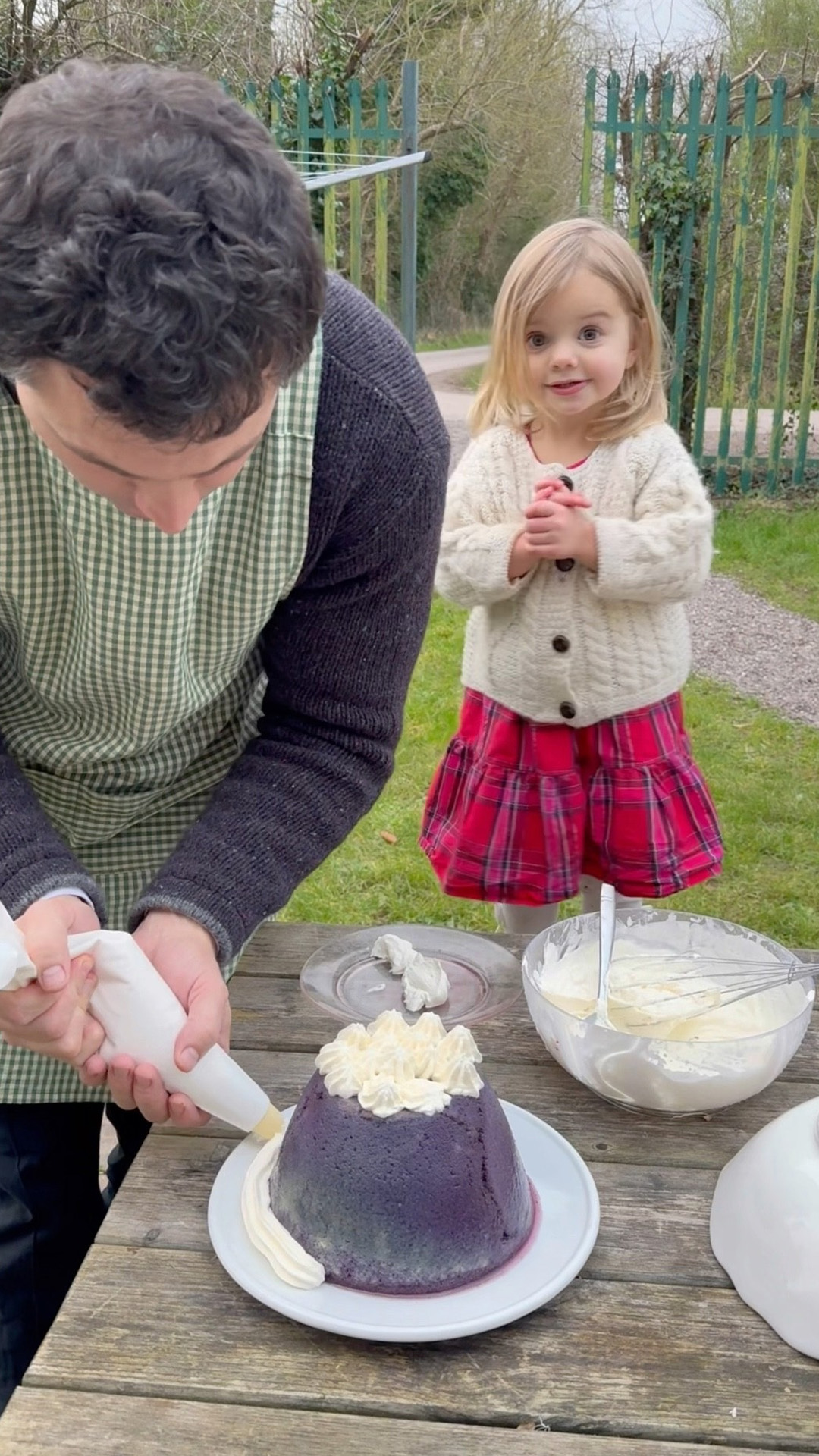 How to make blueberry pudding with whipped cream