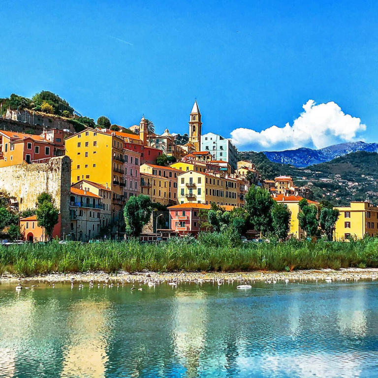 See 2 European countries in under 60 minutes: 3 short train trips for 2026