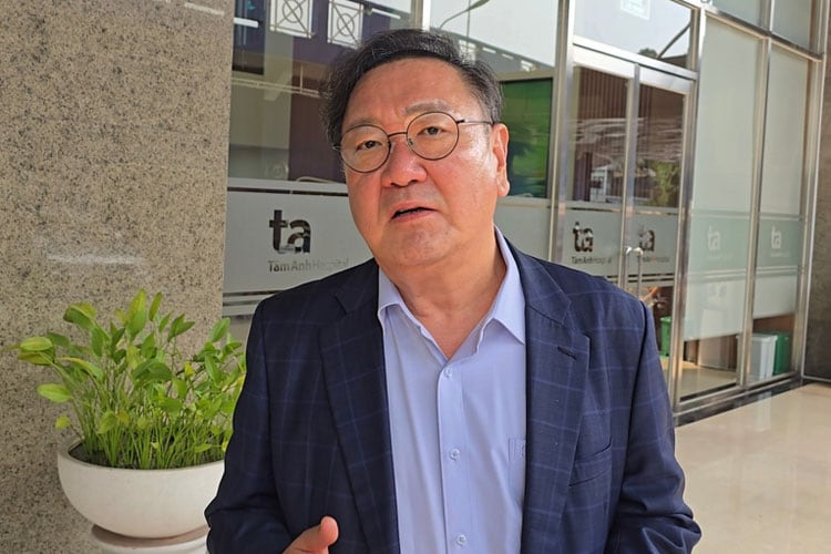 Democratic Party's Lee Hae-chan in critical condition in Vietnam