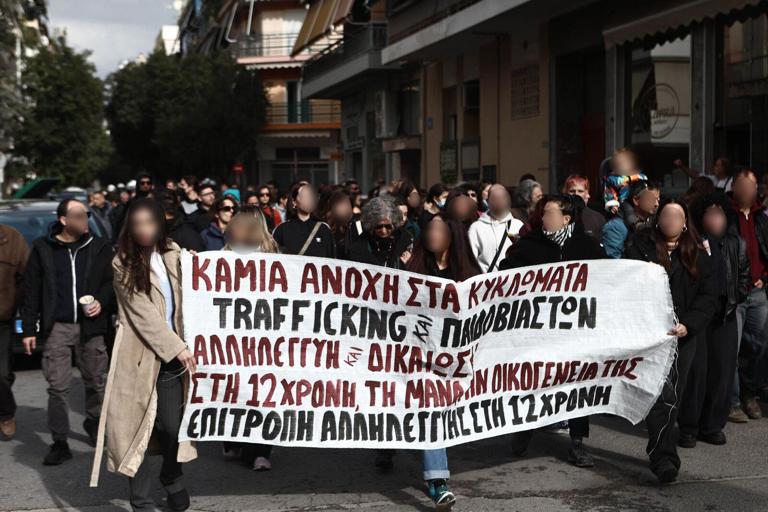 Κολωνός: Πορεία για τη 12χρονη - «Καμία ανοχή στα κυκλώματα βιαστών»