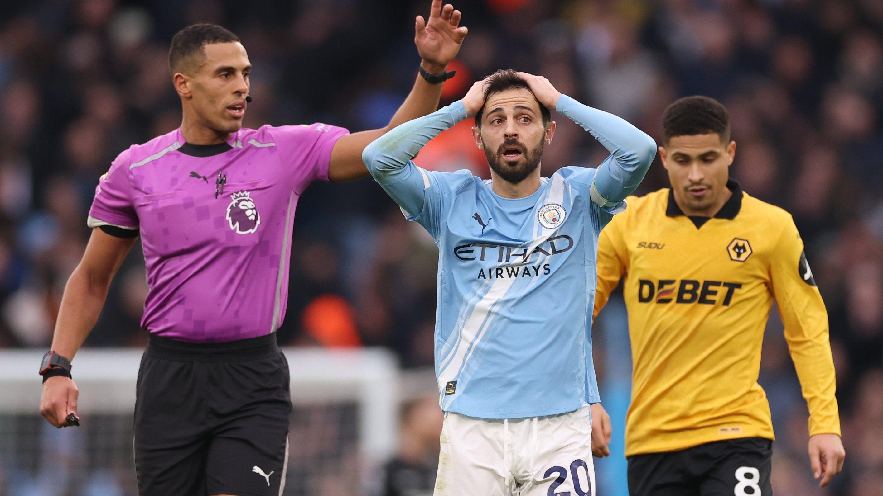 Ref's 'courageous' call denies Man City penalty on Premier League debut