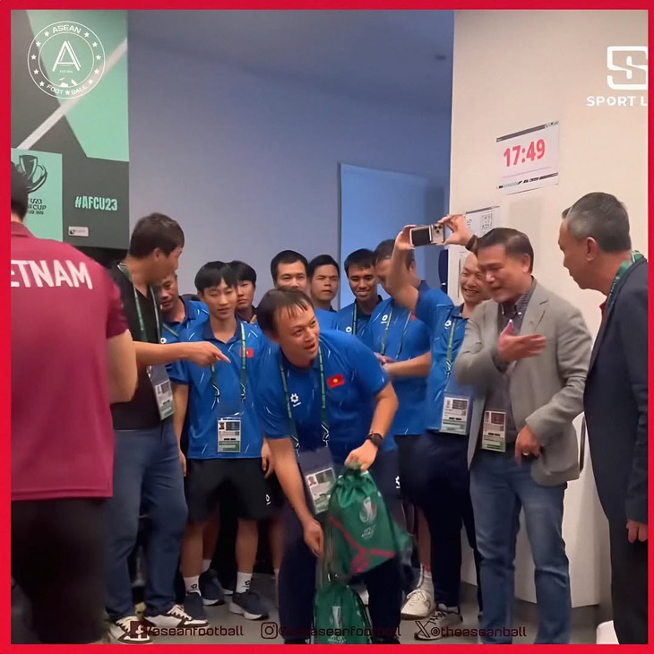 U23 Việt Nam tự trao huy chương đồng châu Á cho nhau?