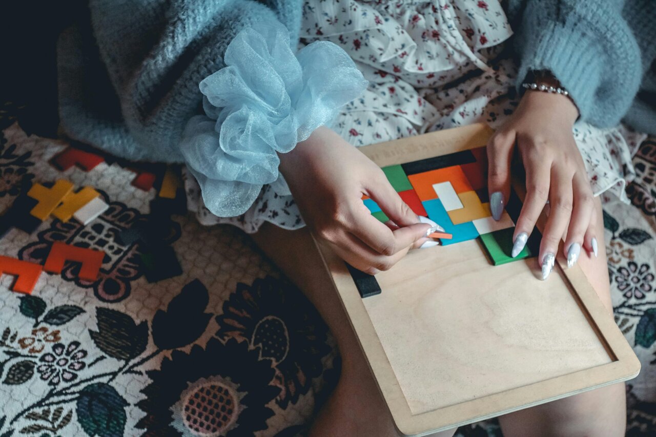 Exploring the neural mechanisms that enable conscious experience