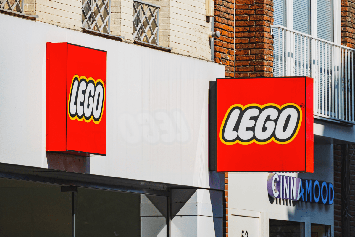 Say goodbye to wilting flowers, this LEGO flower arrangement set will ...