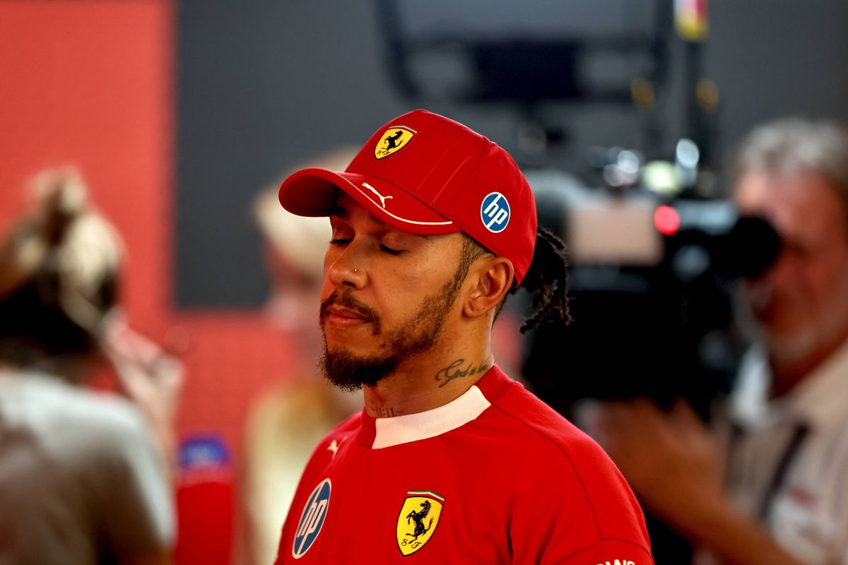 F1 LIVE | Al problemen bij Ferrari? Nieuwe auto Hamilton stilgezet ...