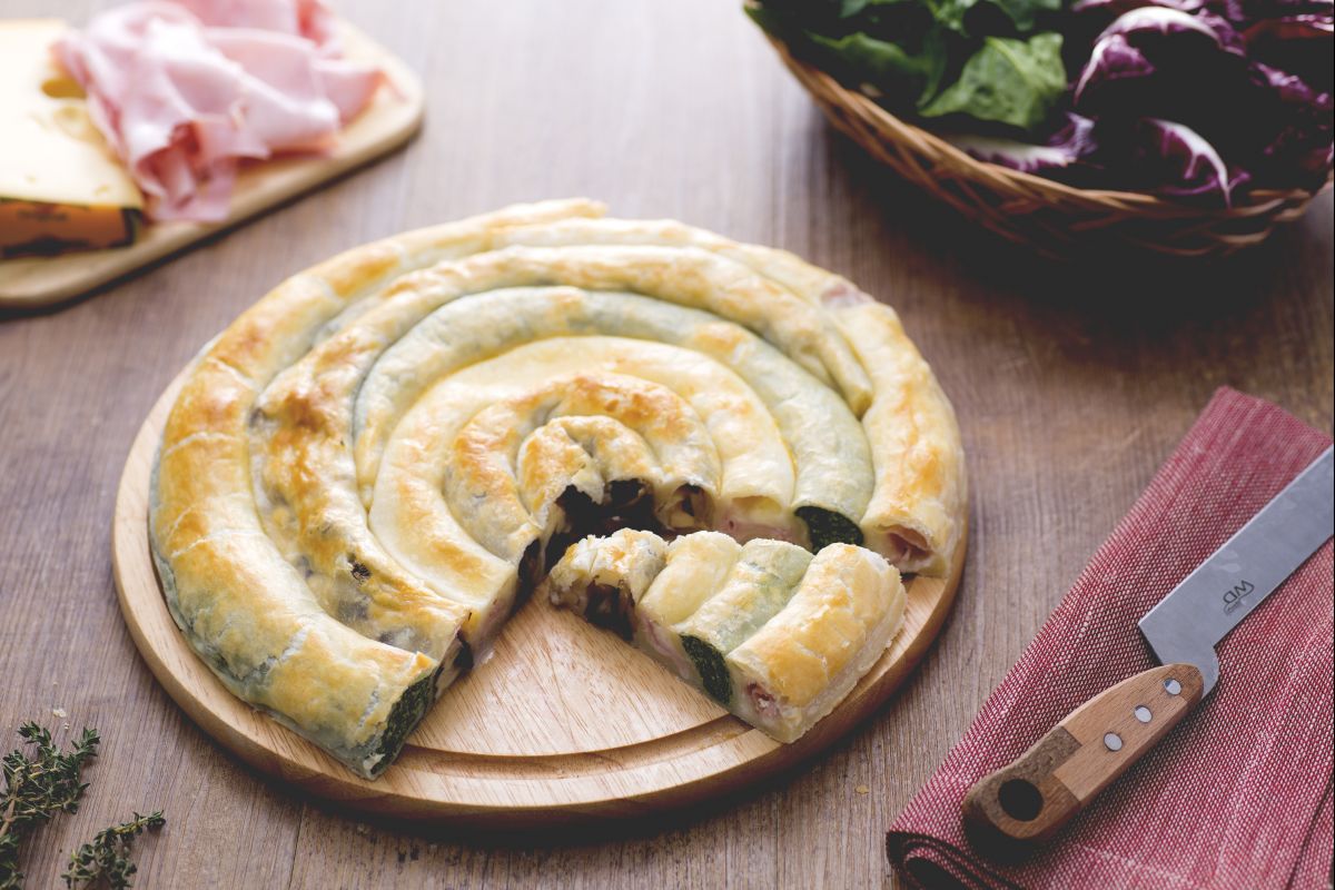 Filled puff pastry roll