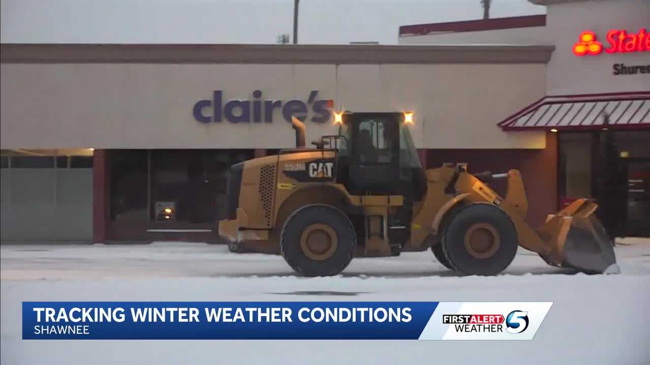Oklahoma restaurant employees shovel snow for those still working ...