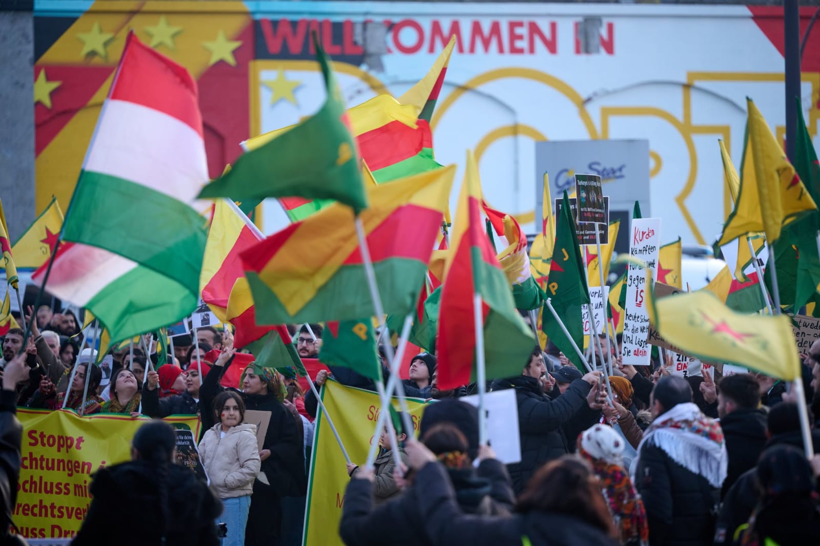 Over 20,000 demonstrate in Germany for Kurds in Syria