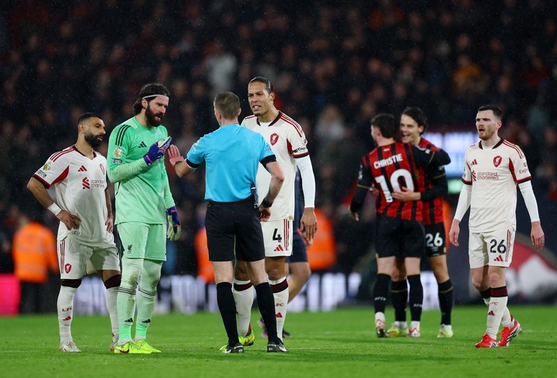 Soccer-Man City back on track with win over Wolves, Liverpool gloom deepens