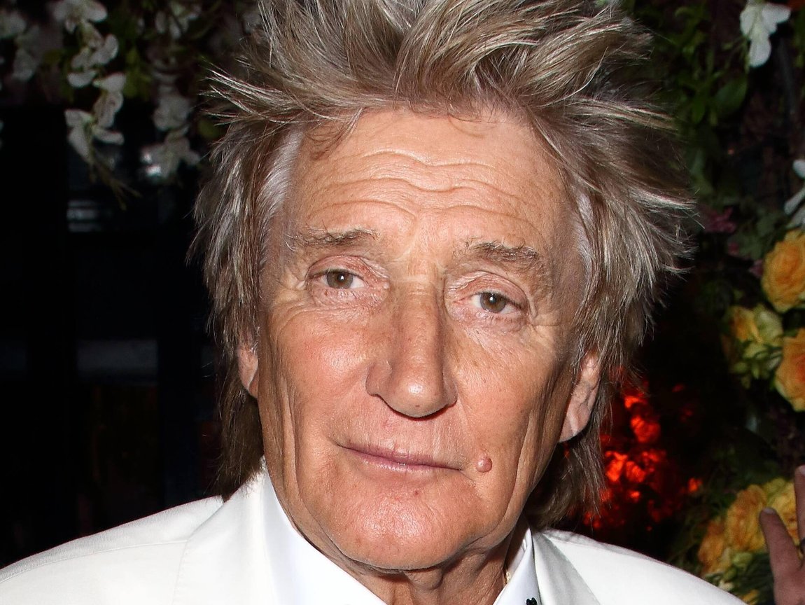 Rod Stewart calls Trump a "draft dodger"