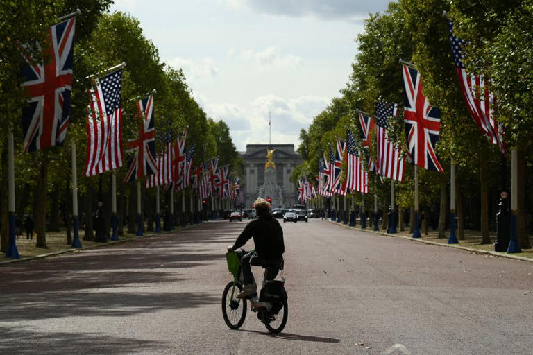 Trump praises UK troops as brave warriors after widespread condemnation