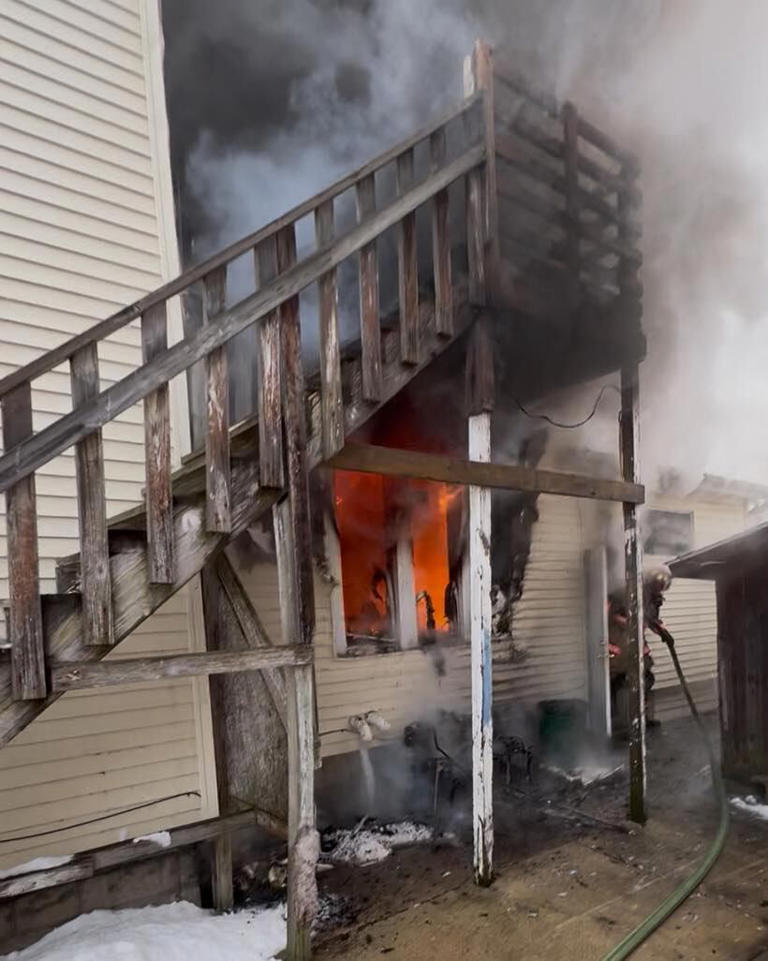 2 dogs dead, 1 firefighter injured in Rockford duplex fire