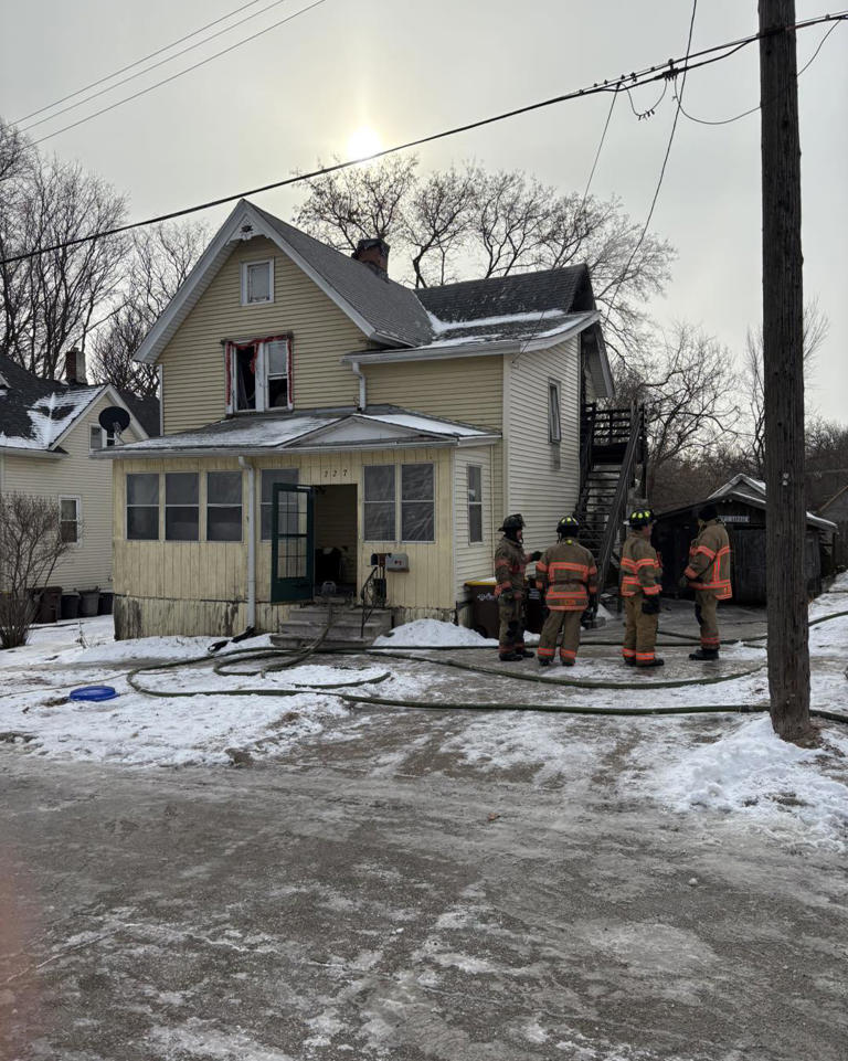 2 dogs dead, 1 firefighter injured in Rockford duplex fire
