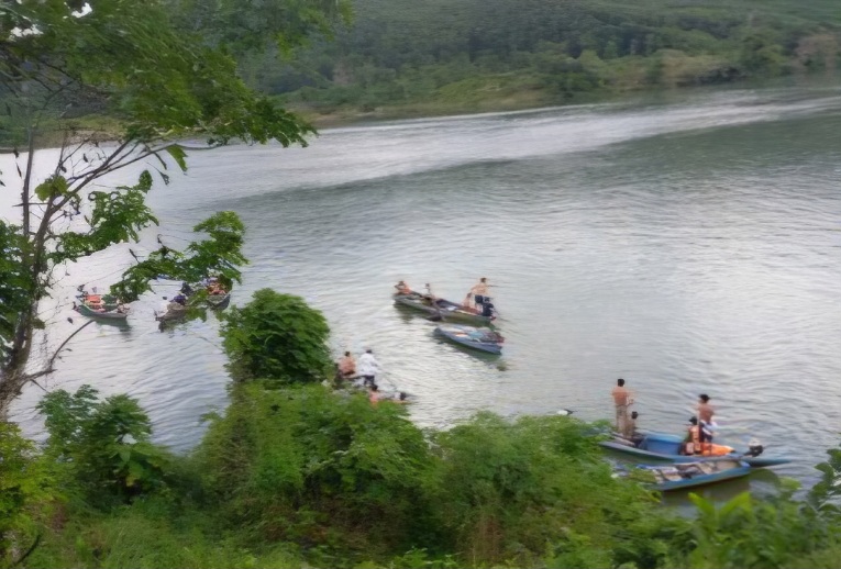 Lật ghe đánh cá, cha thoát chết, con trai bị nước cuốn trôi