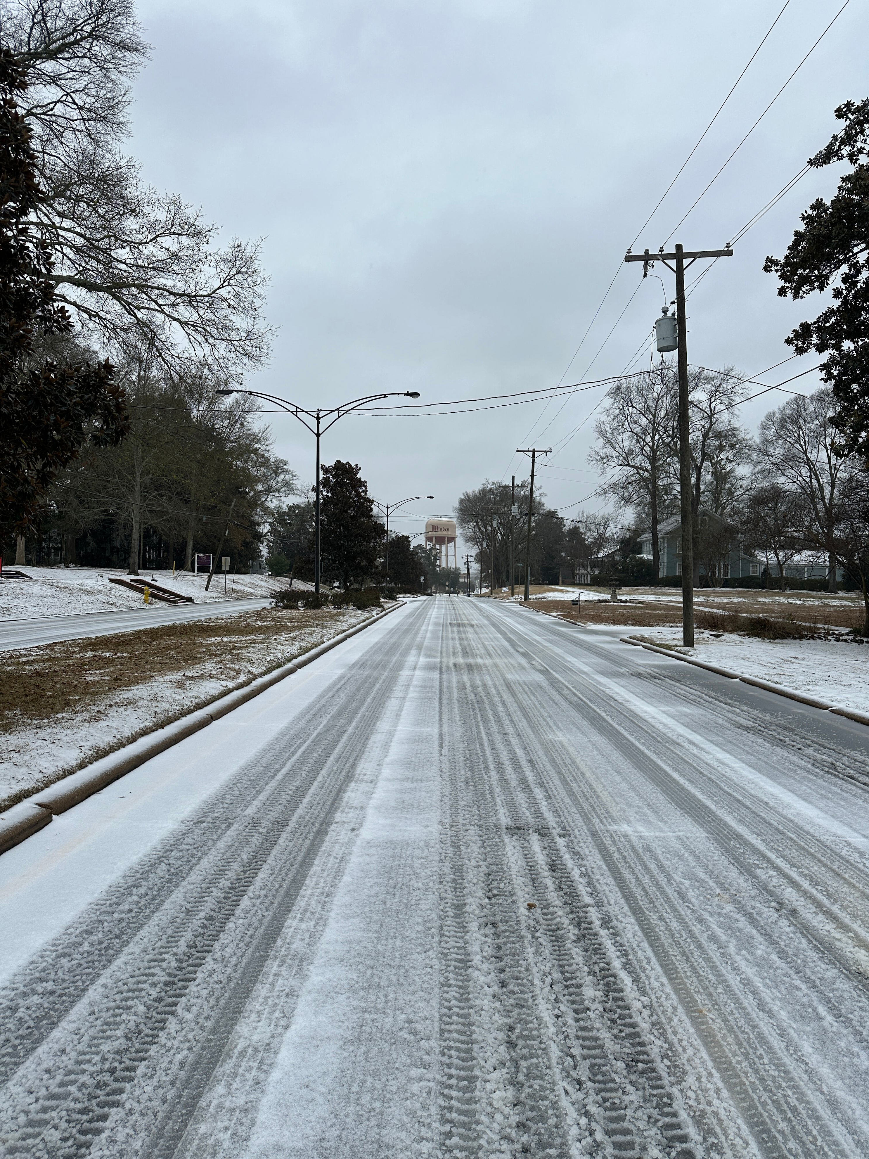 Safe ice removal tips for vehicles before hitting icy roads