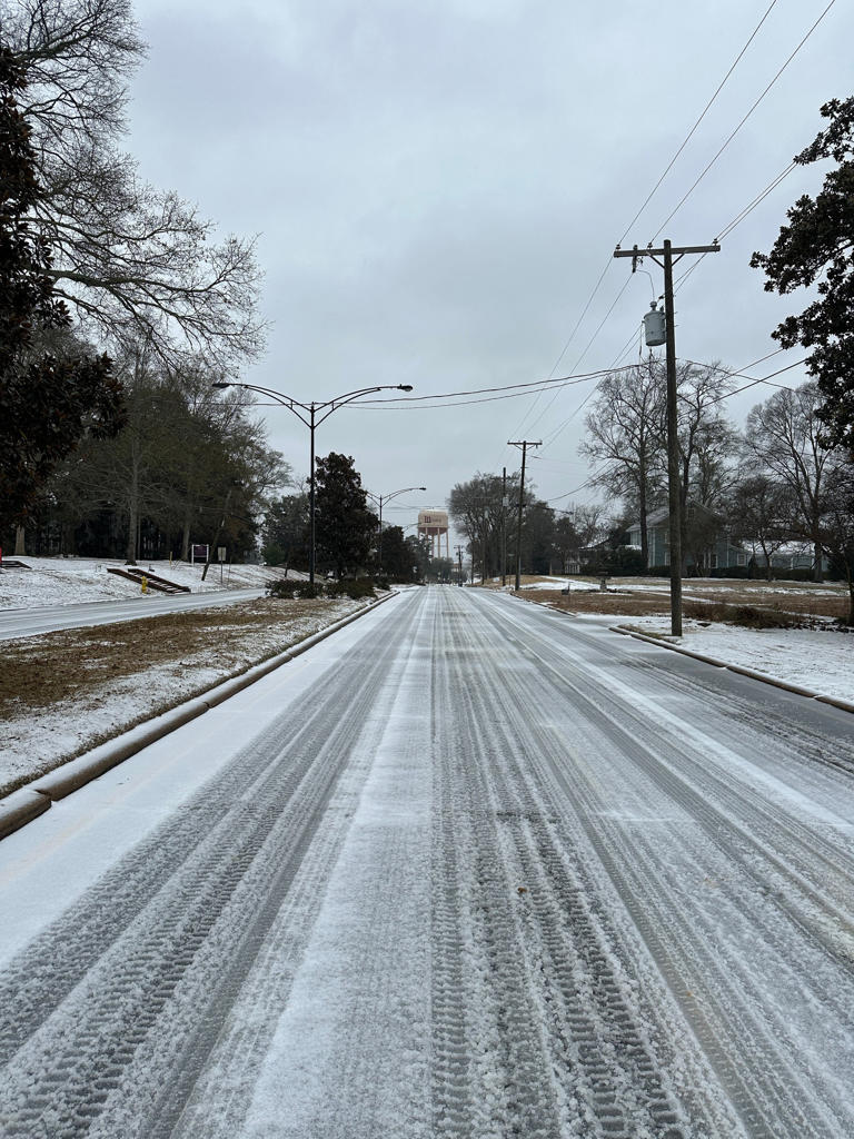 Safe ice removal tips for vehicles before hitting icy roads