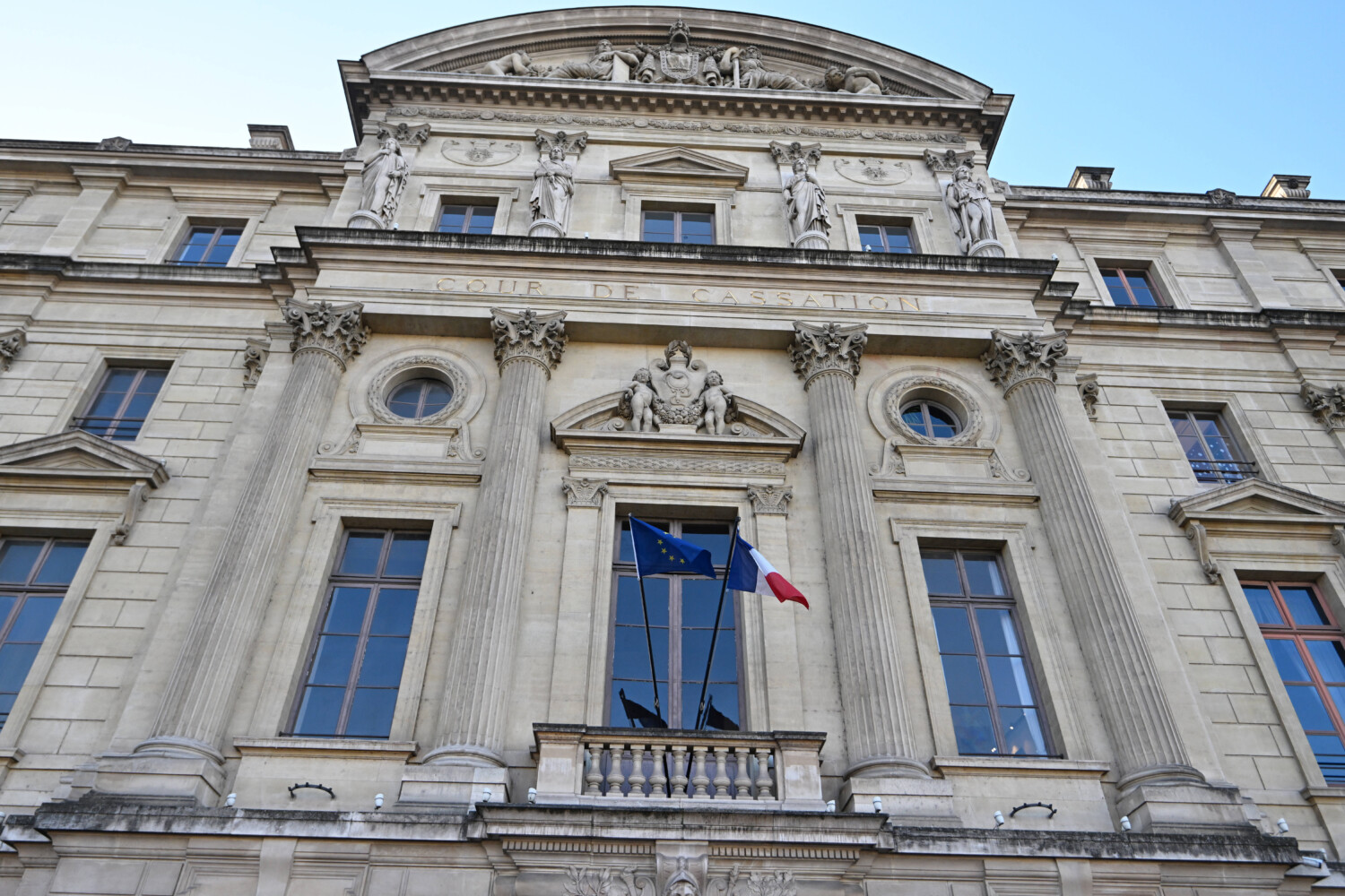Il retrouve sa femme au lit avec son amant... elle lui fonce dessus en ...