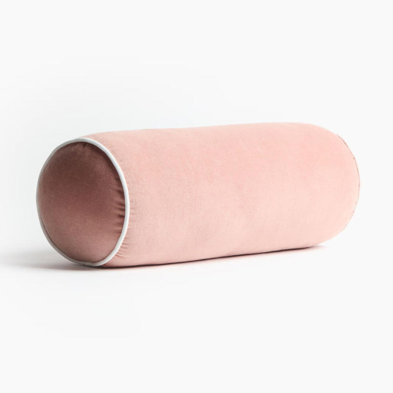 I didn't think pink sofas could feel sophisticated, but Anne Hathaway ...