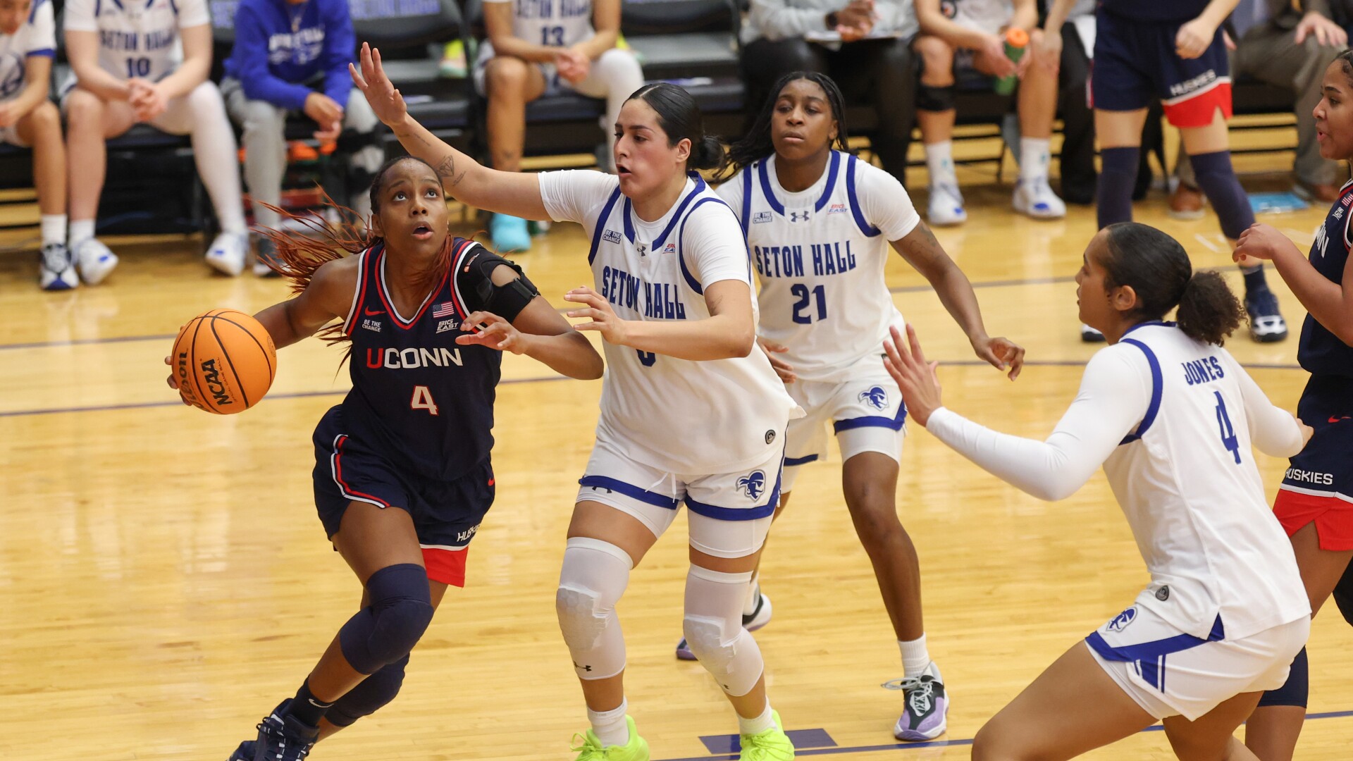 No. 1 UConn beats Seton Hall 92-52 for its 43rd straight win over the ...