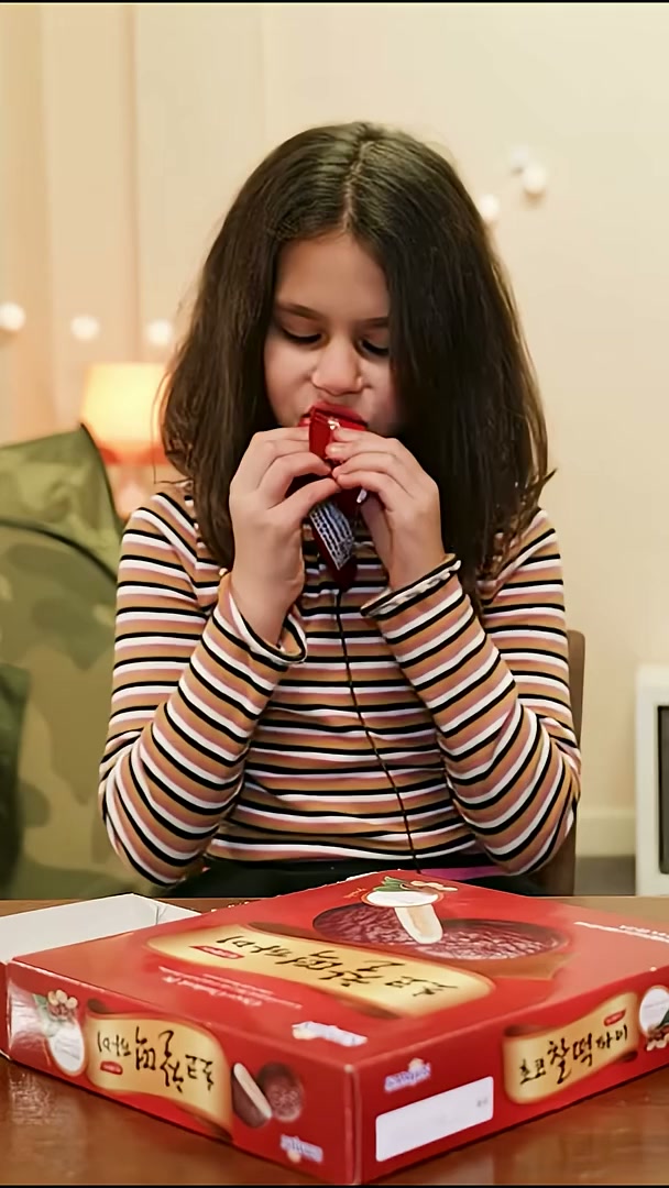 British Kids Try Korean Choco Challdduk Pie for the First Time! | Funny ...