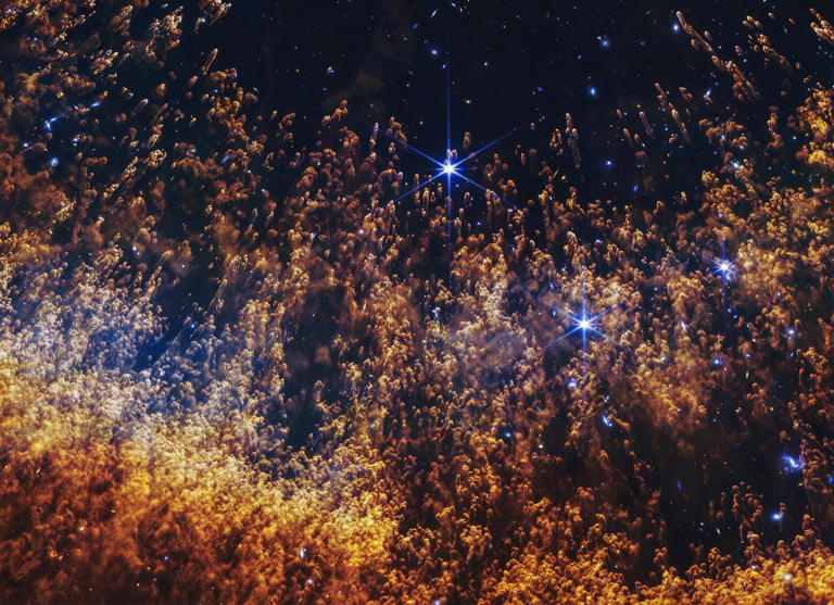 Mind blowing James Webb photo shows star crumbling into dust