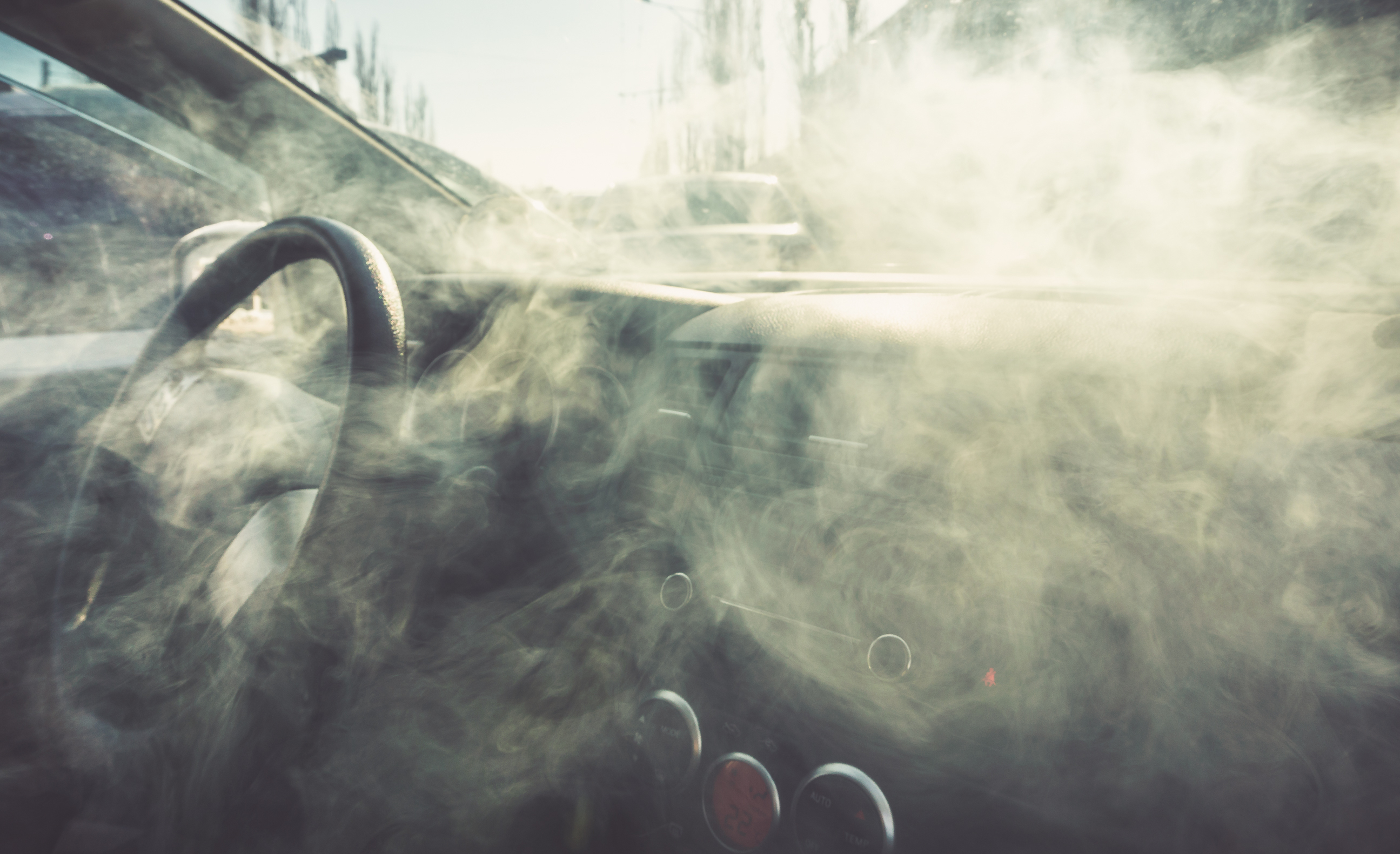 Humo dentro del auto: cómo detectar y evitar un riesgo grave para tu salud