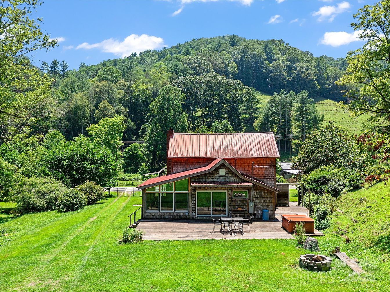 1910 cedar shake farmhouse in Leicester, North Carolina, featuring 81 ...