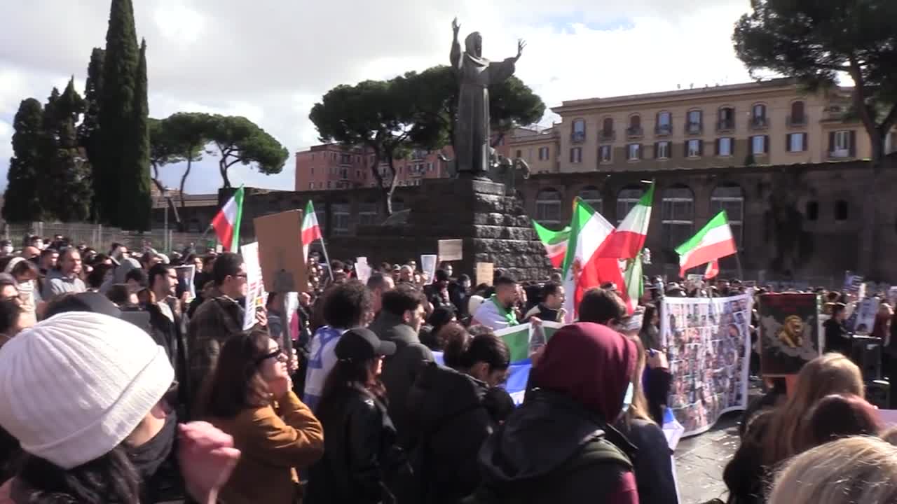 Iran, centinaia in piazza a Roma contro la Repubblica islamica