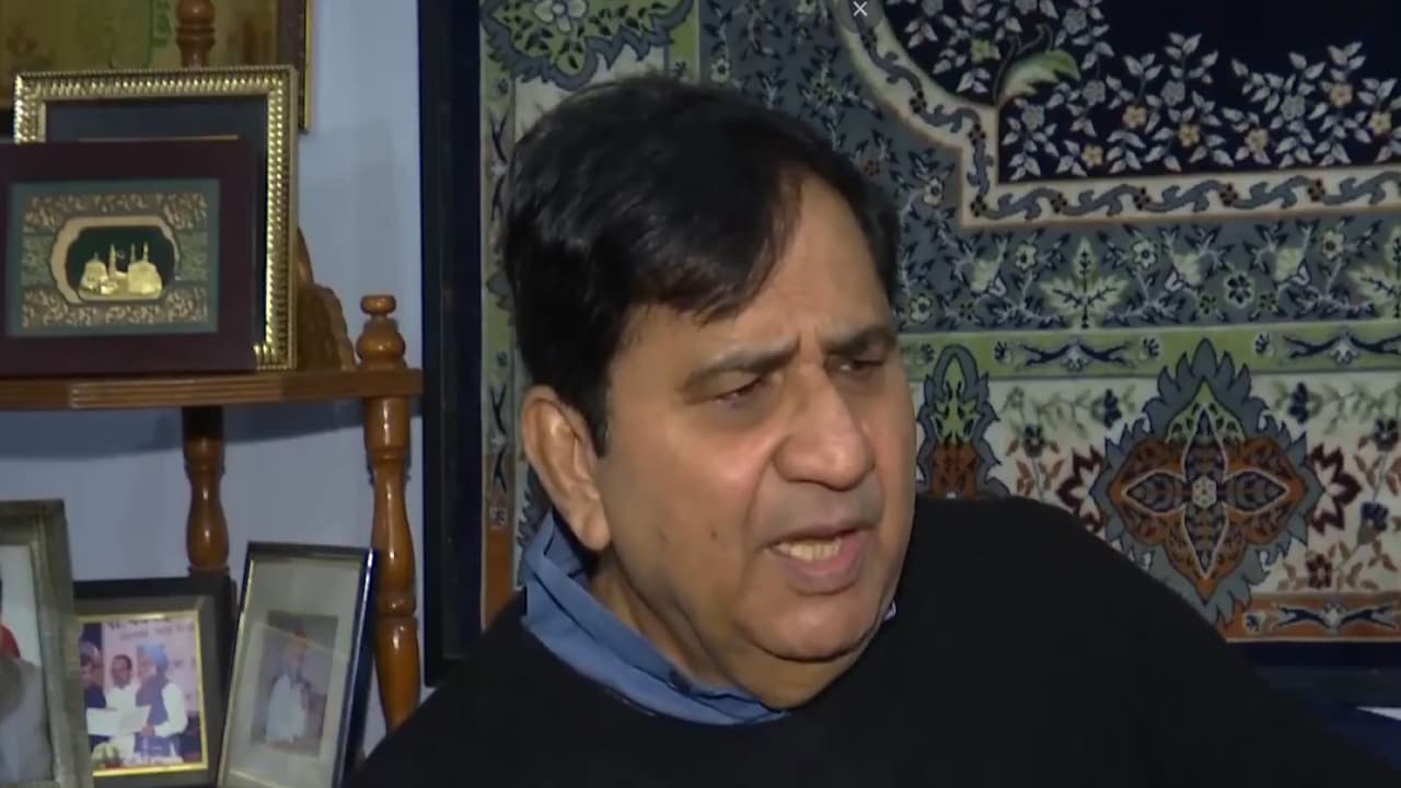 Rahul Gandhi uncomfortable with veteran leaders, says Shakeel Ahmad