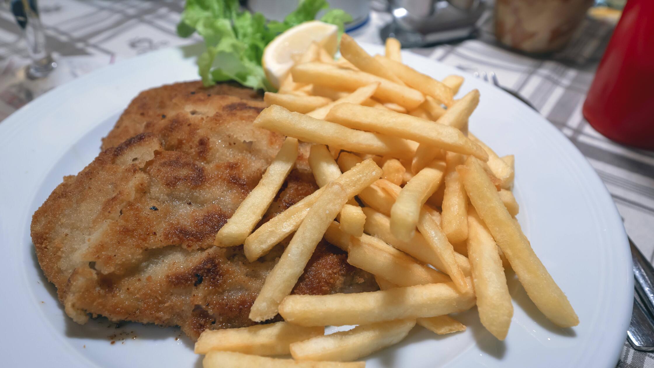 „Verrückt oder legendär?“: Deutscher Koch serviert teuerstes Schnitzel ...