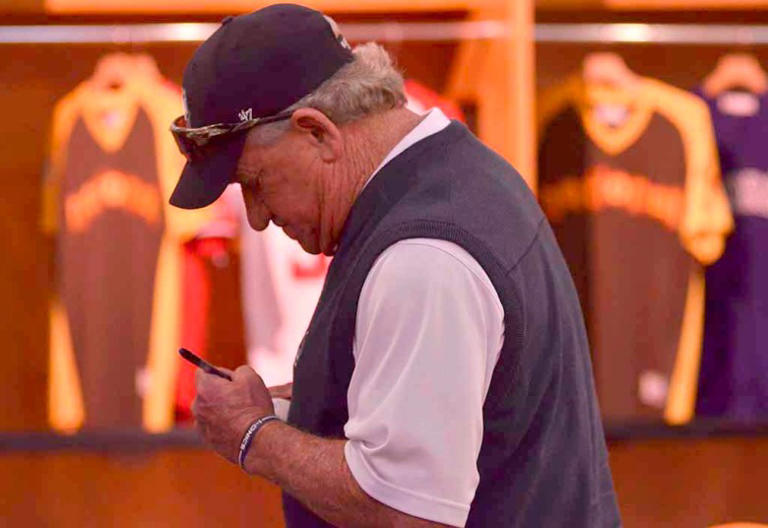 Padres to host celebration of life of Cy Young winner Randy Jones