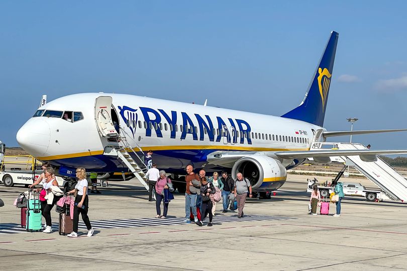 Ryanair urges passengers to stop wearing 1 popular type of clothing on ...