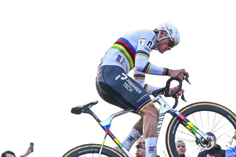 Malgré deux crevaisons, Mathieu Van der Poel reste invaincu cet hiver ...