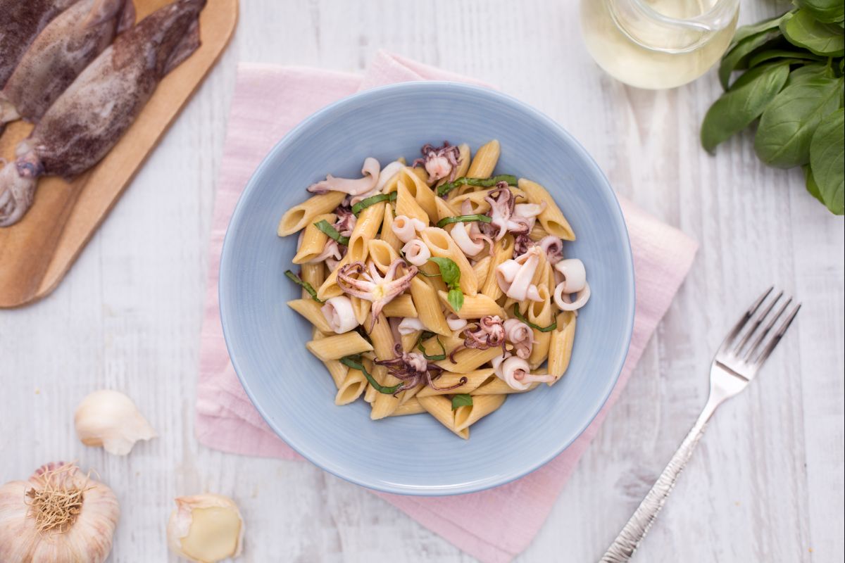Whole wheat mezze penne with squid in white wine