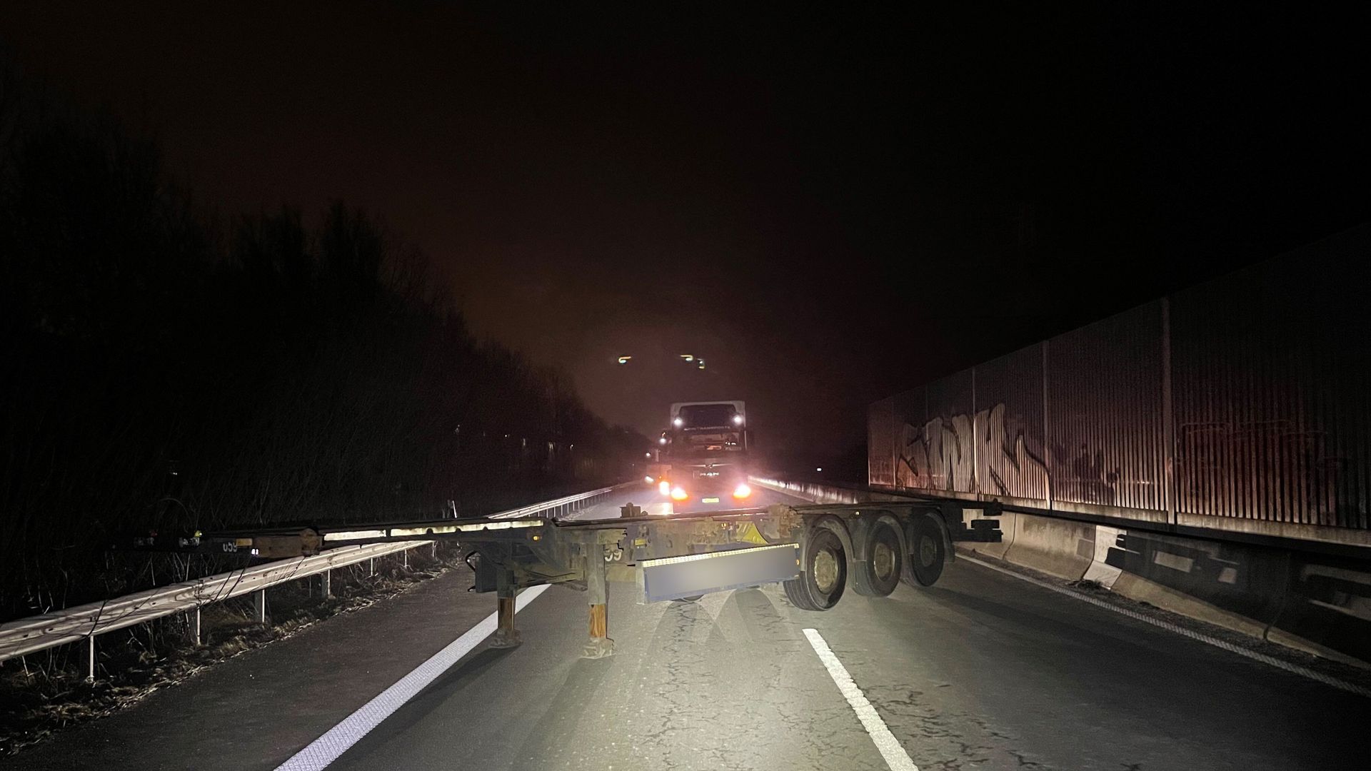 Autobahn 281 bei Bremen: Unbekannte stellen Sattelauflieger quer auf ...