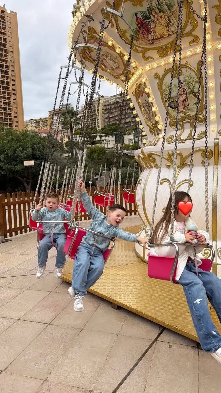 Penelope en Lily bij familie tijdens reis Max Verstappen en Kelly Piquet