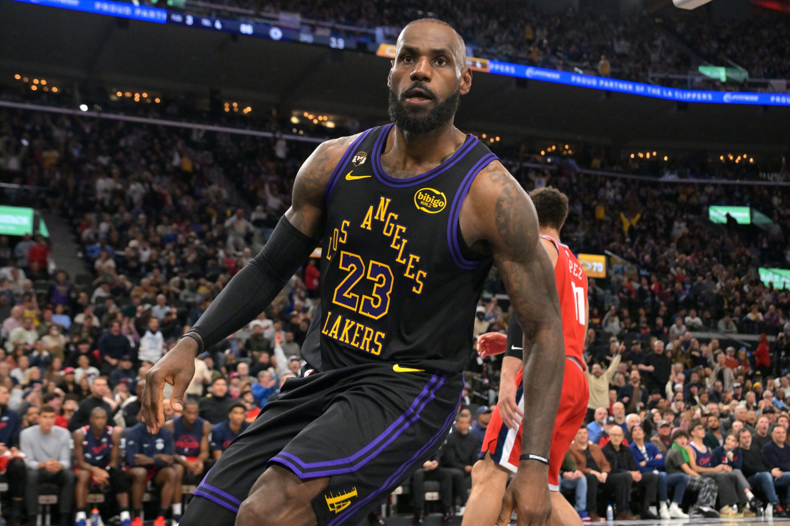 Lakers fans enraged as Clippers are deemed favorites to potentially ...
