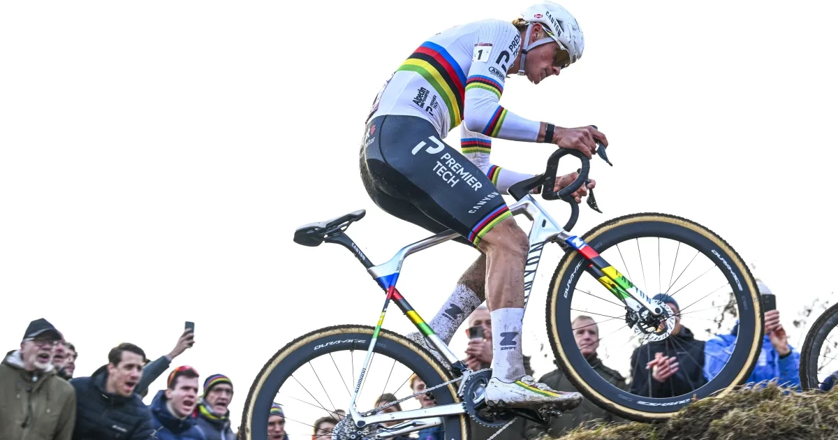 Na alle pech bereikt Van der Poel iets historisch en dat laat hem niet ...