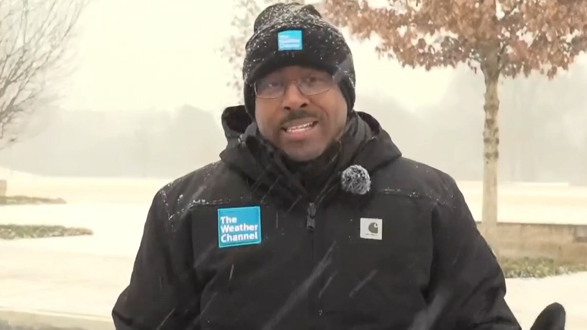 Heavy snow coming down across Nashville